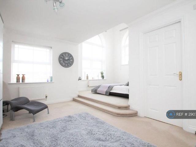 4 bedroom semi detached house to rent