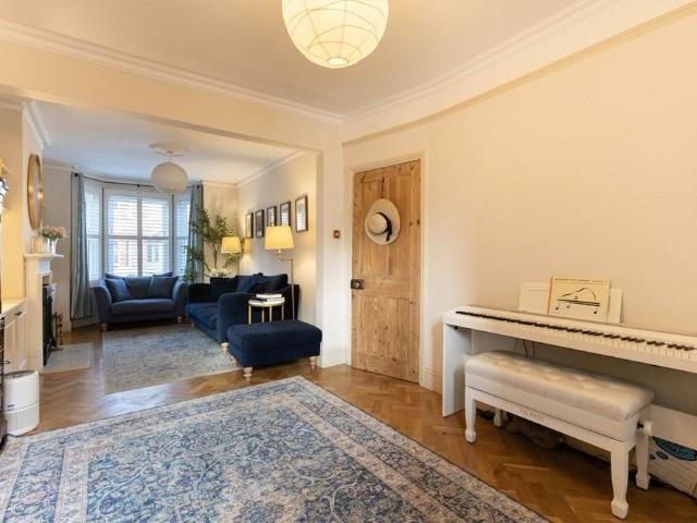 4 bedroom semi detached house to rent