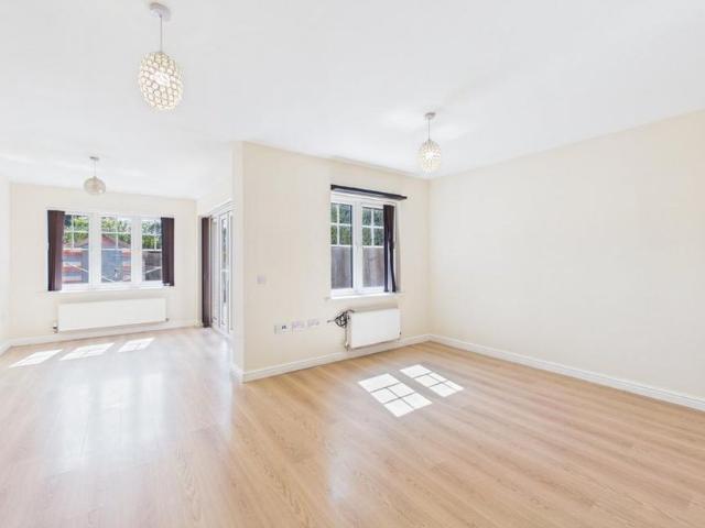 4 bedroom semi detached house to rent
