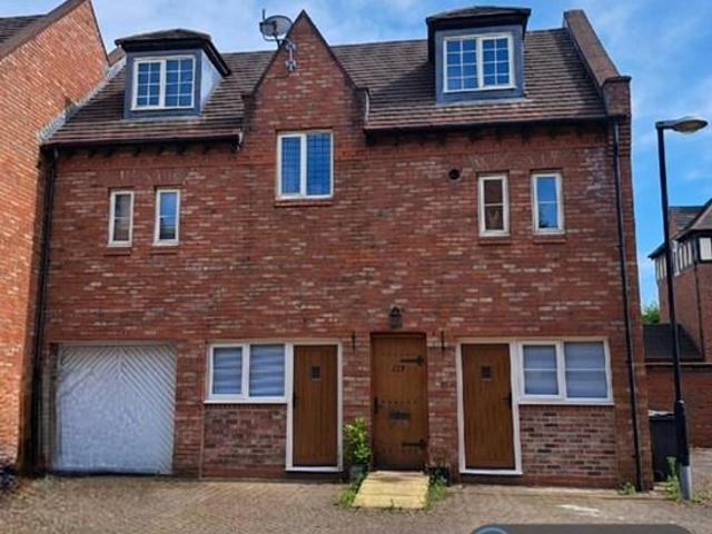 4 bedroom semi detached house to rent