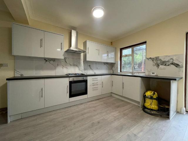 4 bedroom semi detached house to rent