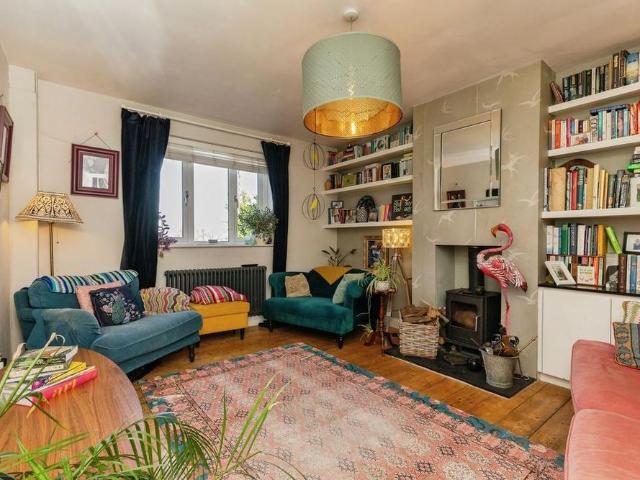 4 bedroom semi detached house to rent