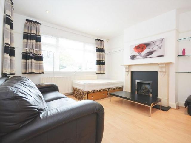 4 bedroom semi detached house to rent