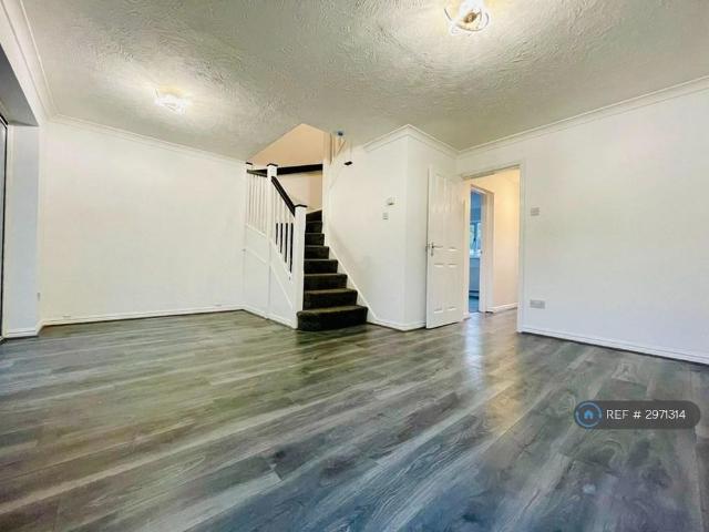 4 bedroom semi detached house to rent