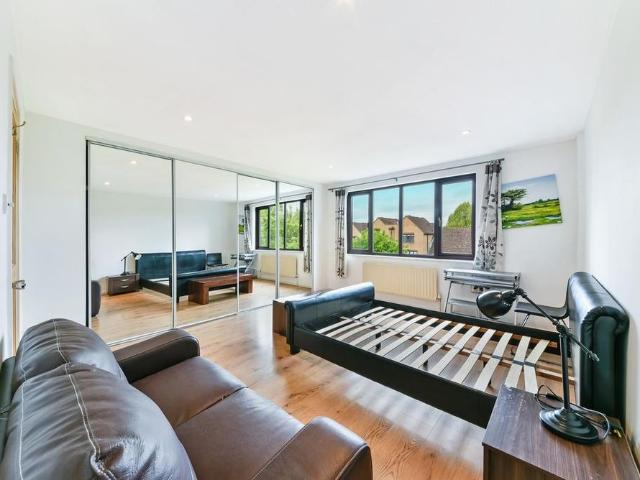 4 bedroom semi detached house to rent