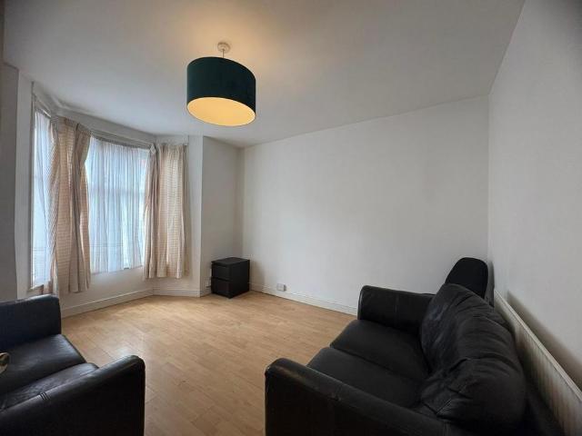4 bedroom semi detached house to rent