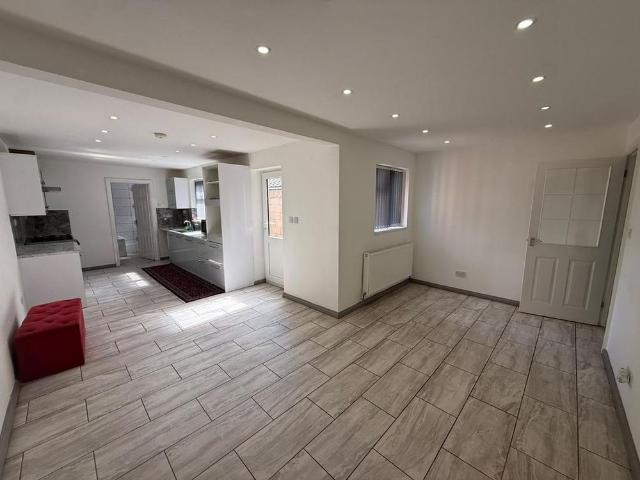 4 bedroom semi detached house to rent
