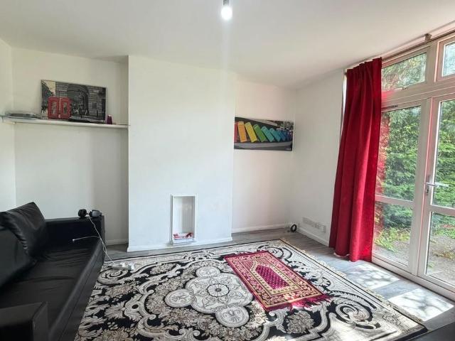 4 bedroom semi detached house to rent
