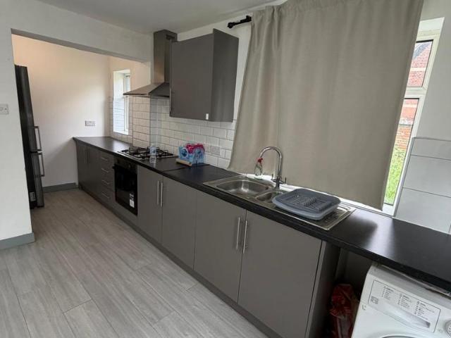 4 bedroom semi detached house to rent