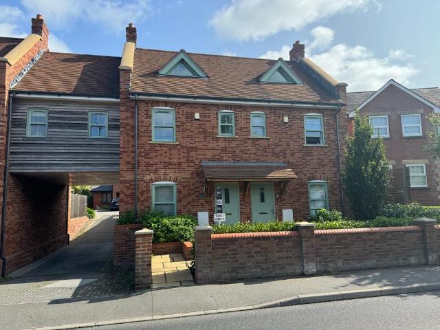 4 bedroom semi detached house to rent
