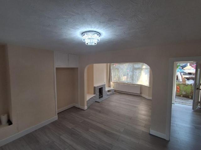 4 bedroom semi detached house to rent