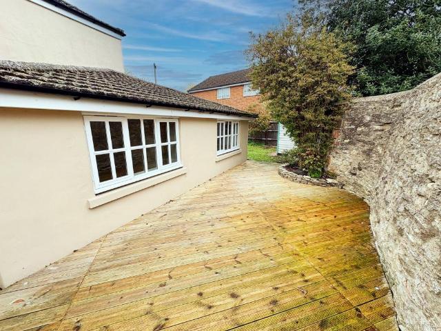 4 bedroom semi detached house to rent