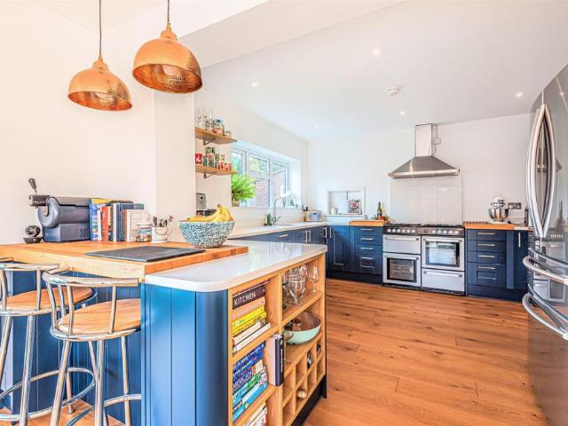 4 bedroom semi detached house to rent