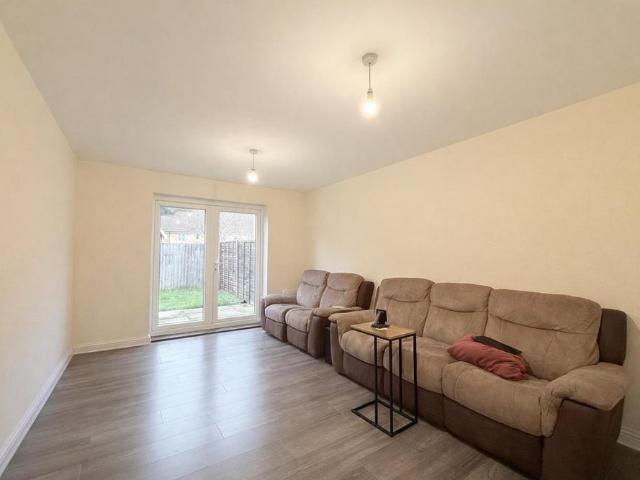 4 bedroom semi detached house to rent