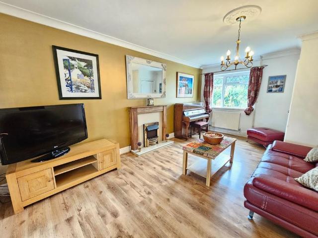 4 bedroom semi detached house to rent