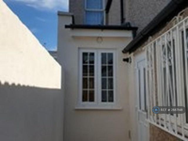 4 bedroom semi detached house to rent
