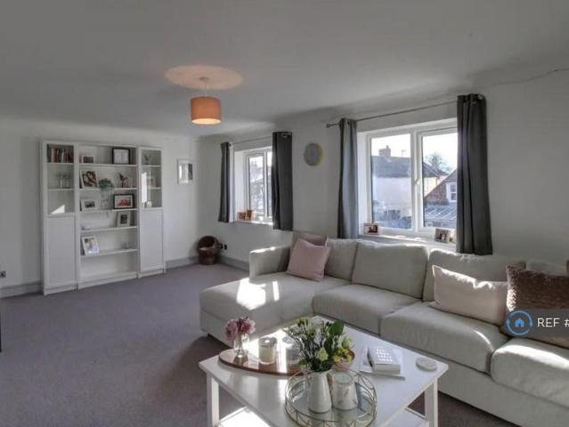 4 bedroom semi detached house to rent