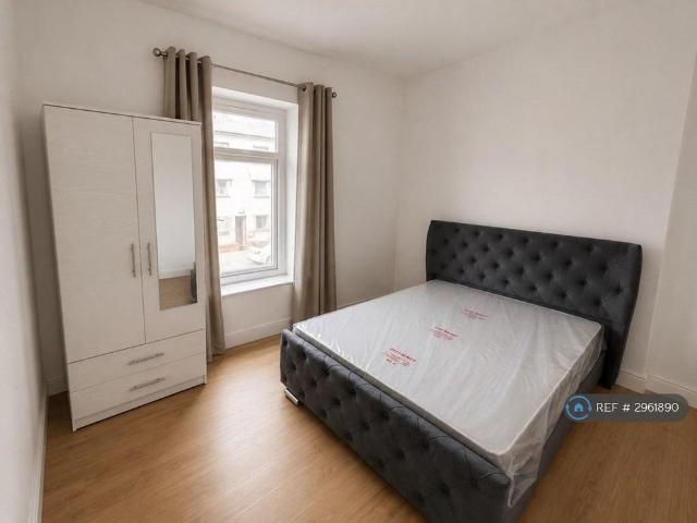 4 bedroom semi detached house to rent