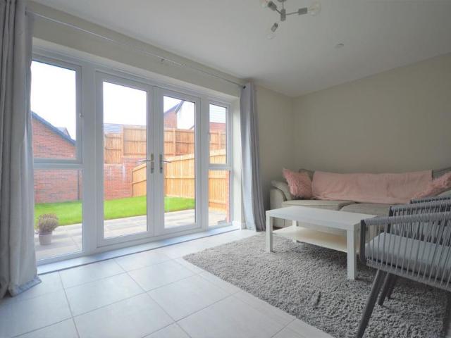 4 bedroom semi detached house to rent