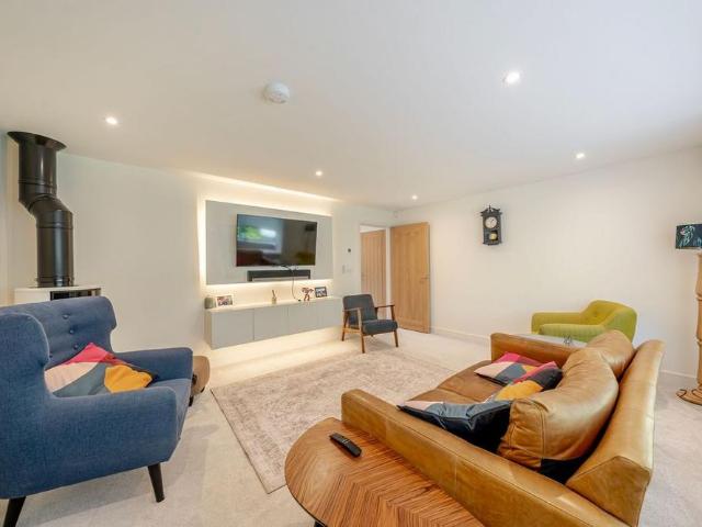 4 bedroom semi detached house to rent
