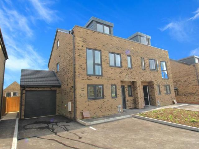 4 bedroom semi detached house to rent