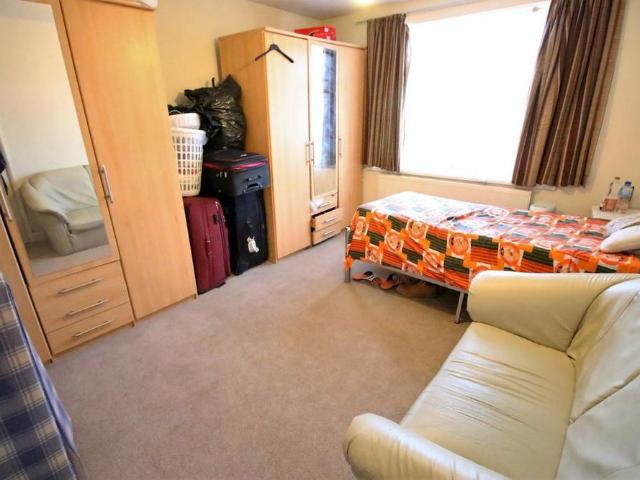 4 bedroom semi detached house to rent