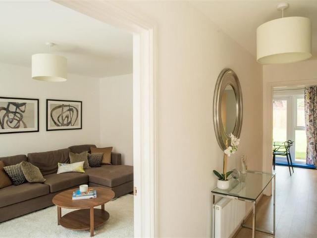 4 bedroom semi detached house to rent