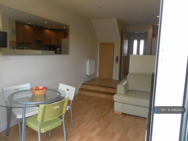 4 bedroom semi detached house to rent