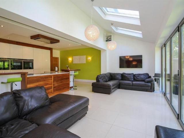 4 bedroom semi detached house to rent