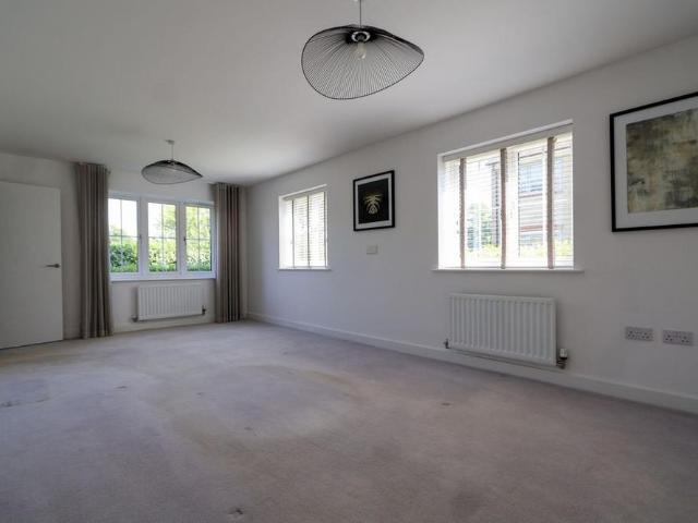 4 bedroom semi detached house to rent