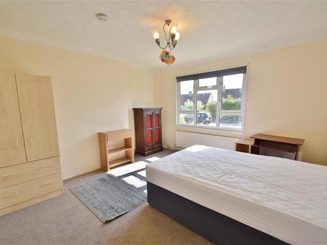 4 bedroom semi detached house to rent