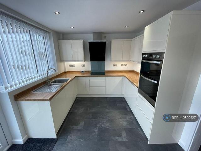 4 bedroom semi detached house to rent