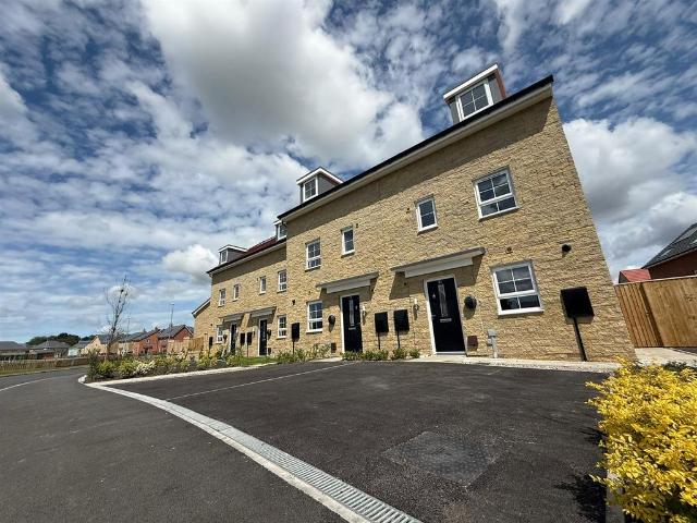 4 bedroom semi detached house to rent