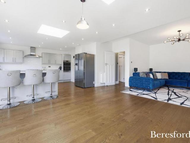 4 bedroom semi detached house to rent