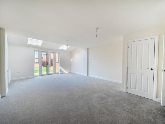 4 bedroom semi detached house to rent