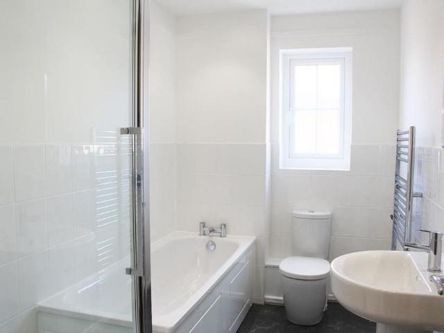 4 bedroom semi detached house to rent