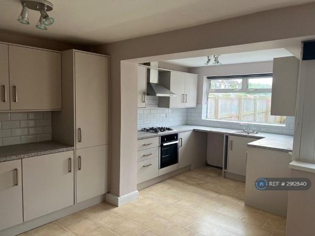 4 bedroom semi detached house to rent