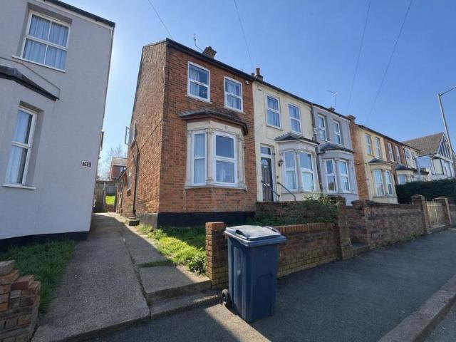 4 bedroom semi detached house to rent