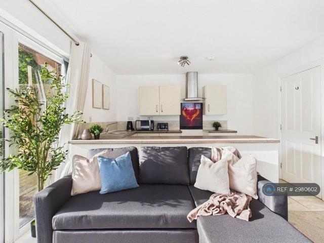 4 bedroom semi detached house to rent