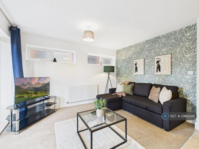 4 bedroom semi detached house to rent
