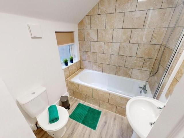 4 bedroom semi detached house to rent