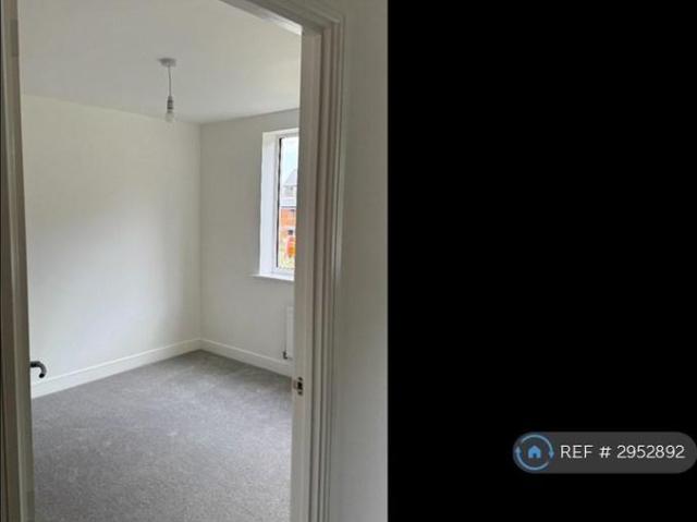 4 bedroom semi detached house to rent