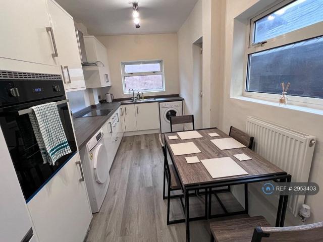 4 bedroom semi detached house to rent