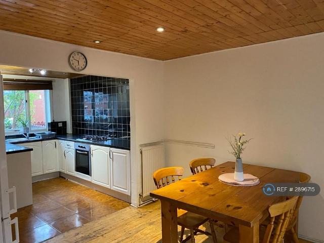 4 bedroom semi detached house to rent