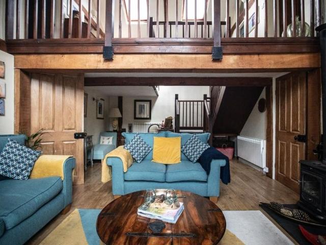 4 bedroom semi detached house to rent
