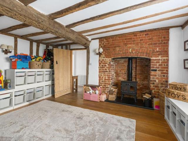 4 bedroom semi detached house to rent