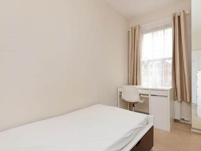 4 bedroom semi detached house to rent
