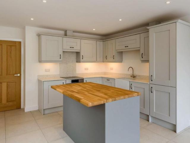 4 bedroom semi detached house to rent