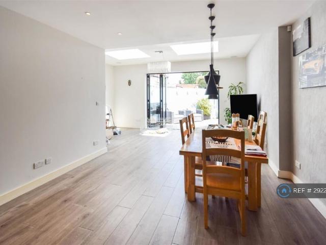 4 bedroom semi detached house to rent