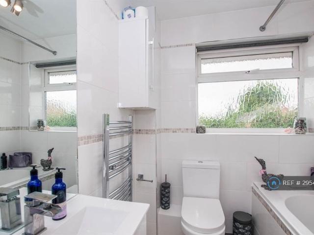 4 bedroom semi detached house to rent